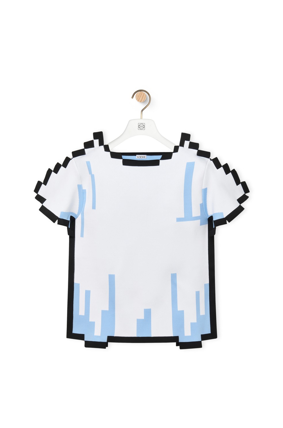 Gkay posa com look pixelado avaliado em R$ 18 mil