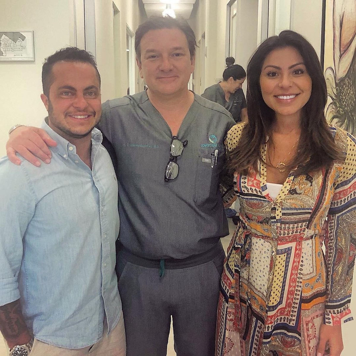Thammy Miranda posa com a mulher e médico antes de continuidade de ...