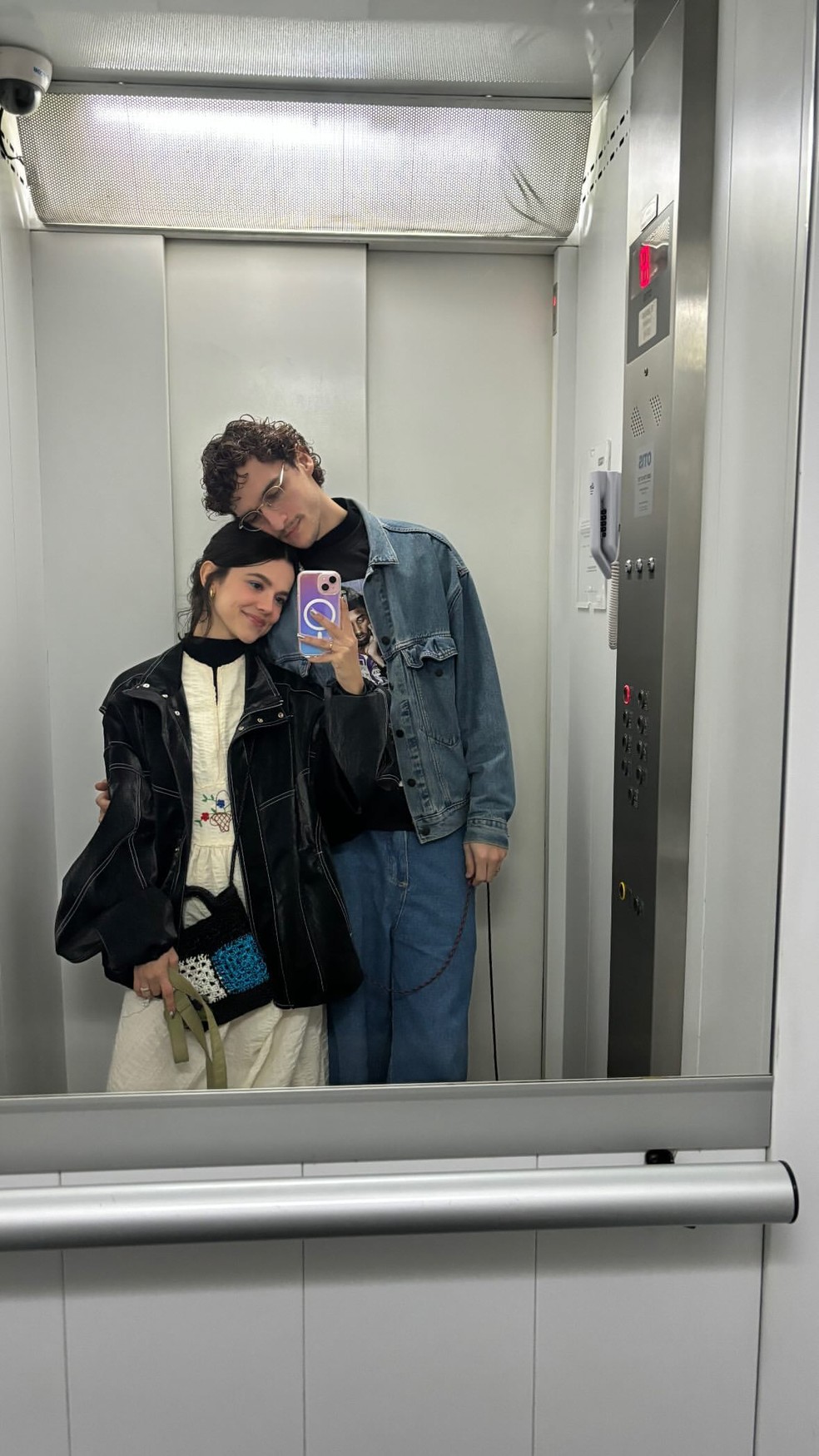 Manu Gavassi exibe clique romântico ao lado do noivo Jullio Reis