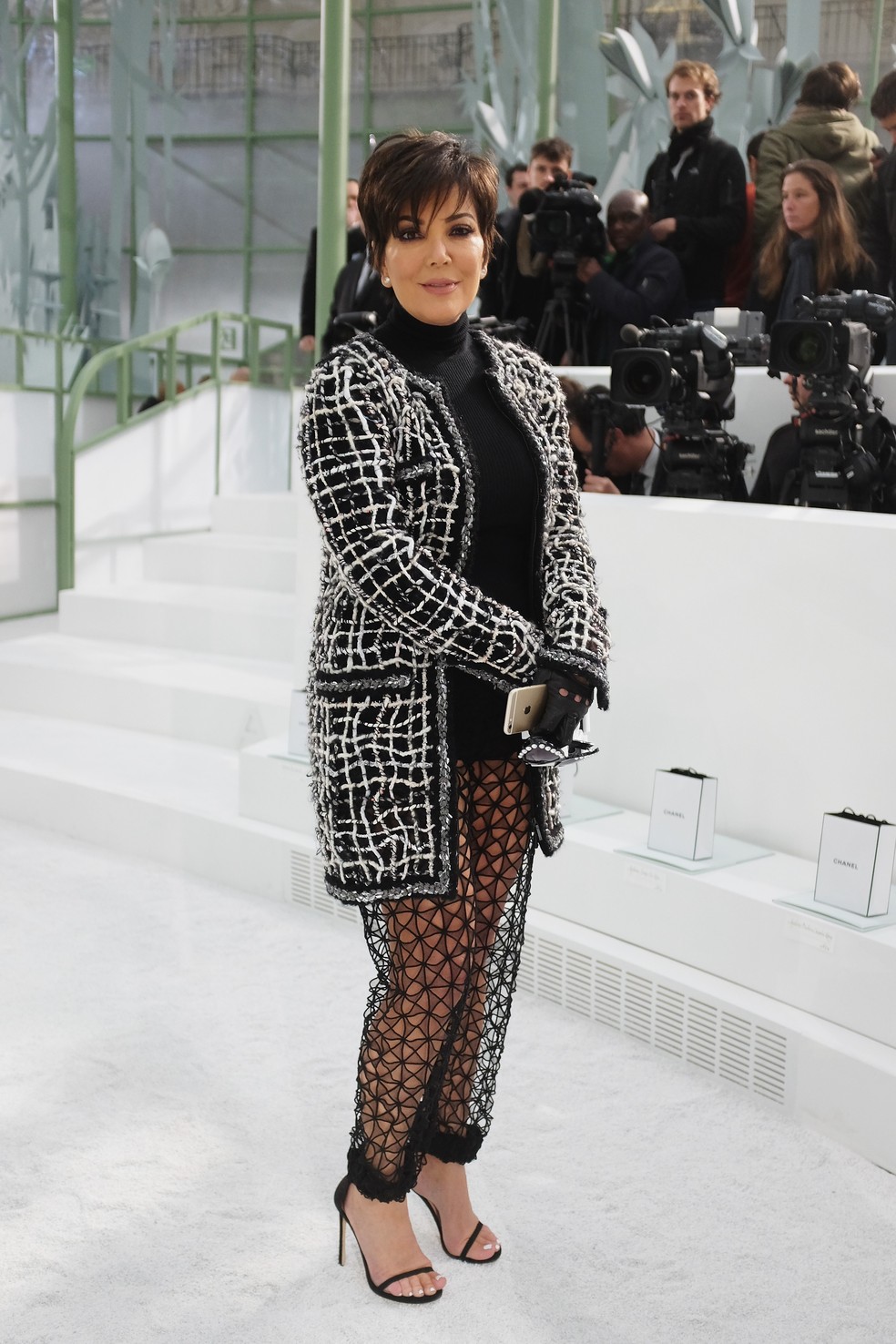 Kris Jenner assiste a desfile em Paris com calça totalmente transparente