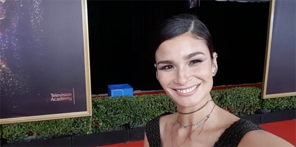 Carol Ribeiro surge elegante em red carpet do Emmy