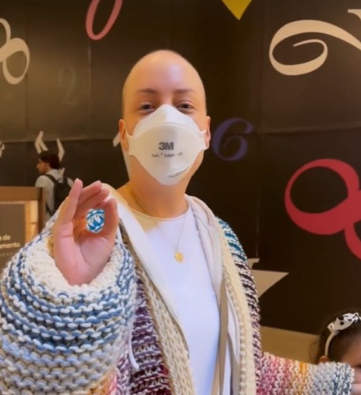 Fabiana Justus celebra primeiro passeio no shopping após alta do hospital