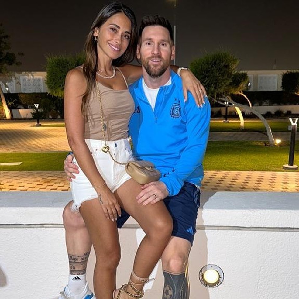 Messi posa em clima de romance com a esposa no Catar