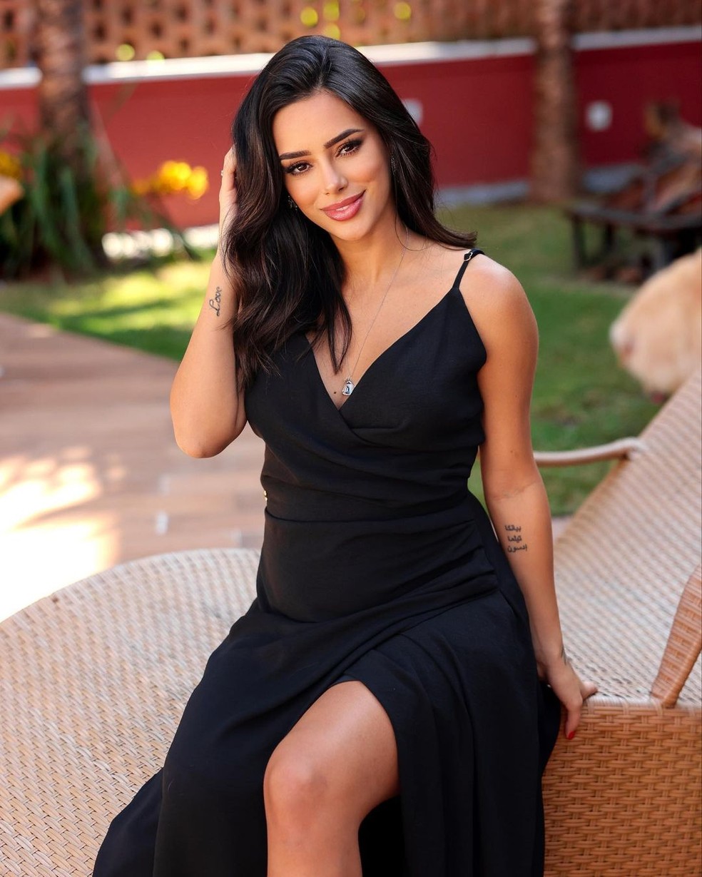 Grávida, Bruna Biancardi posa de vestido longo e evidencia a barriga