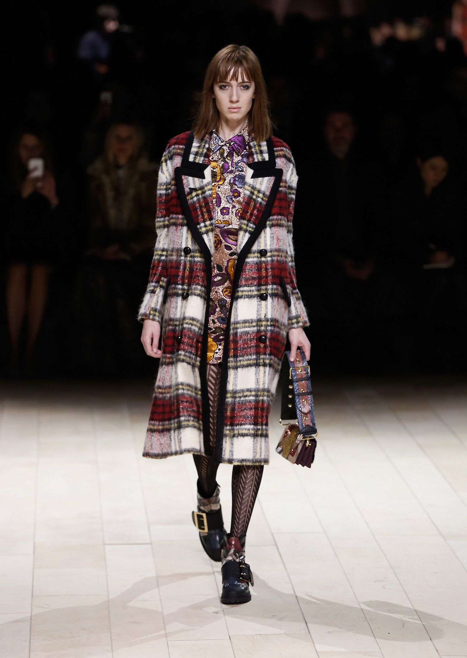 Burberry aposta em inverno 2017 brilhante (e com perfume grunge!)