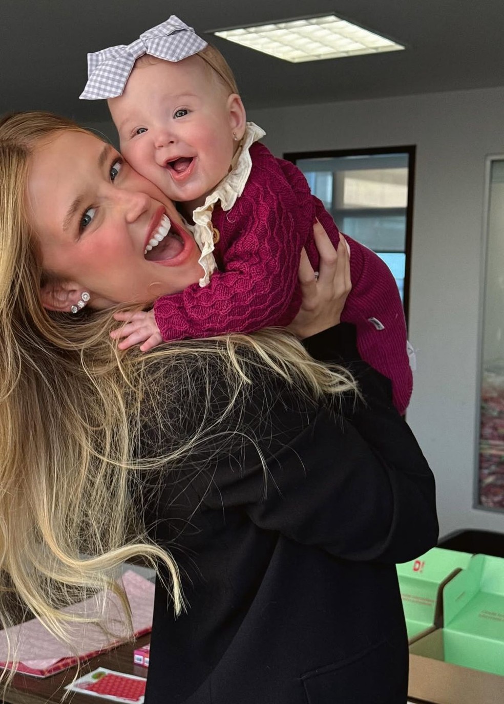 Duda Reis posa com a filha, Aurora