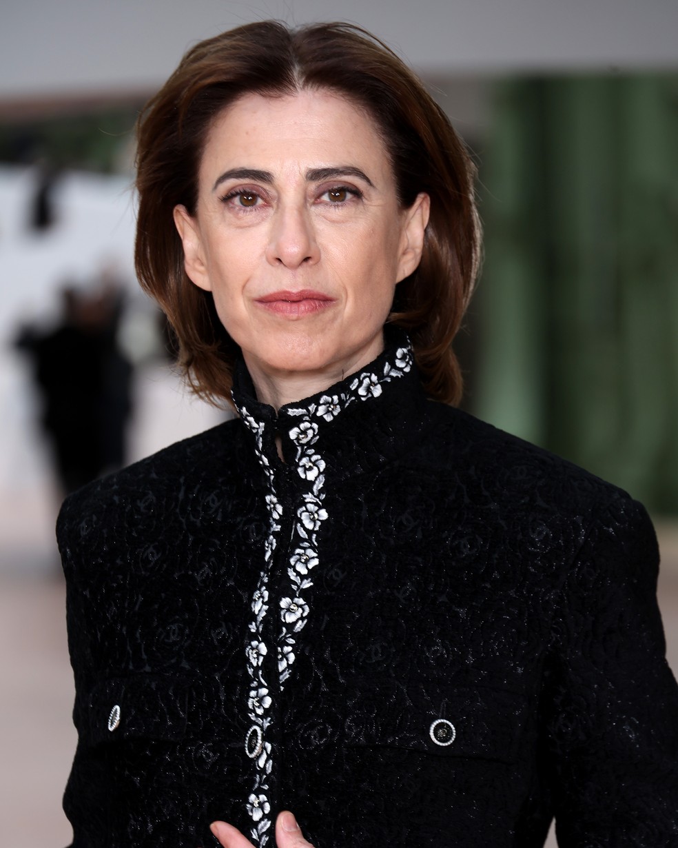 Fernanda Torres comparece a desfile da semana de alta-costura em Paris