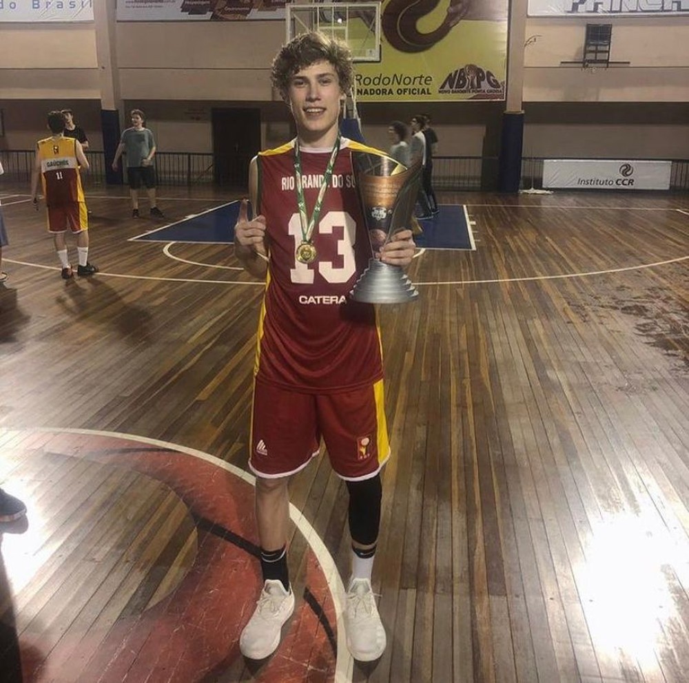 Emanuel Quoos: do basquete à moda, o novo rosto da Ray-Ban conquista as ...