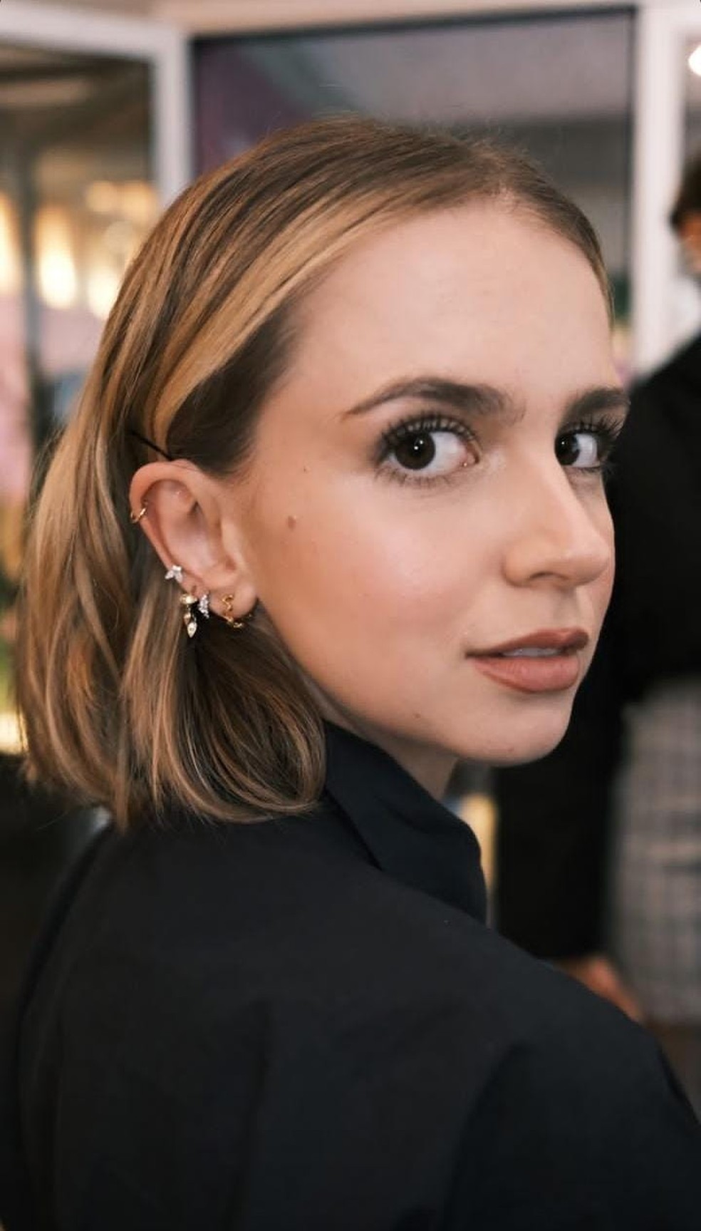 Isa Scherer posa com look all black em ensaio encantador