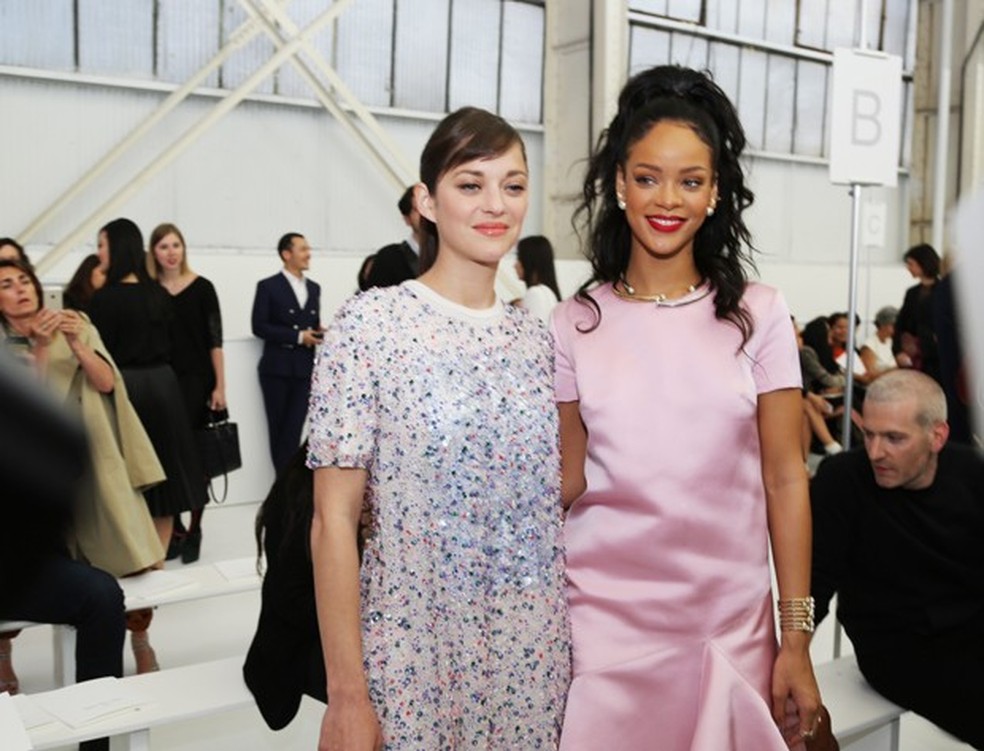 Rihanna chega de surpresa e rouba os flashes no desfile Resort da Dior