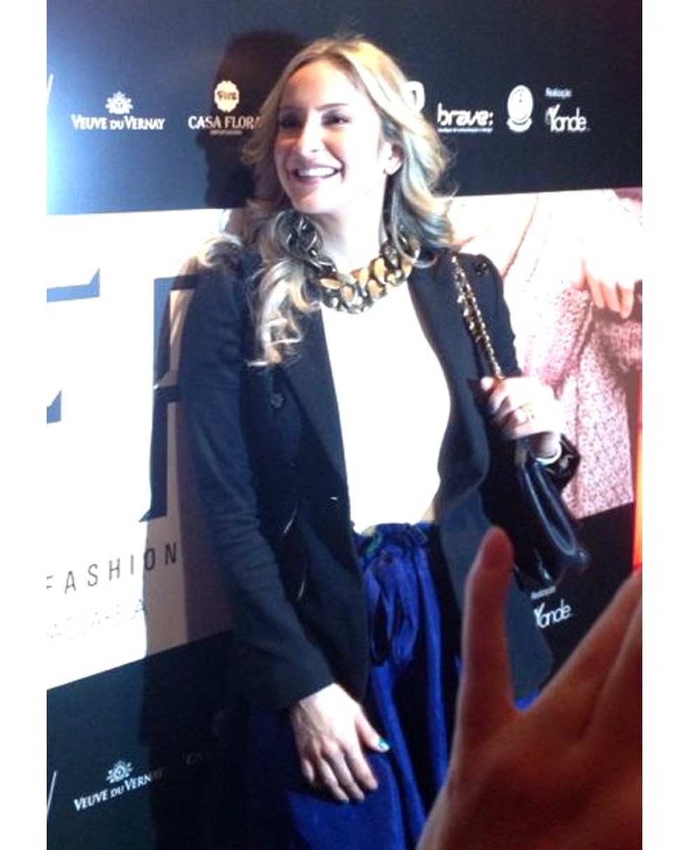 Claudia Leitte mostra sua porção fashionista com look grifado em SP