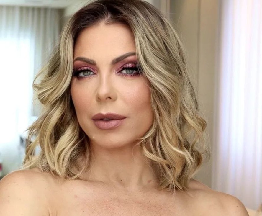 Sheila Mello exibe megaprodução de beleza