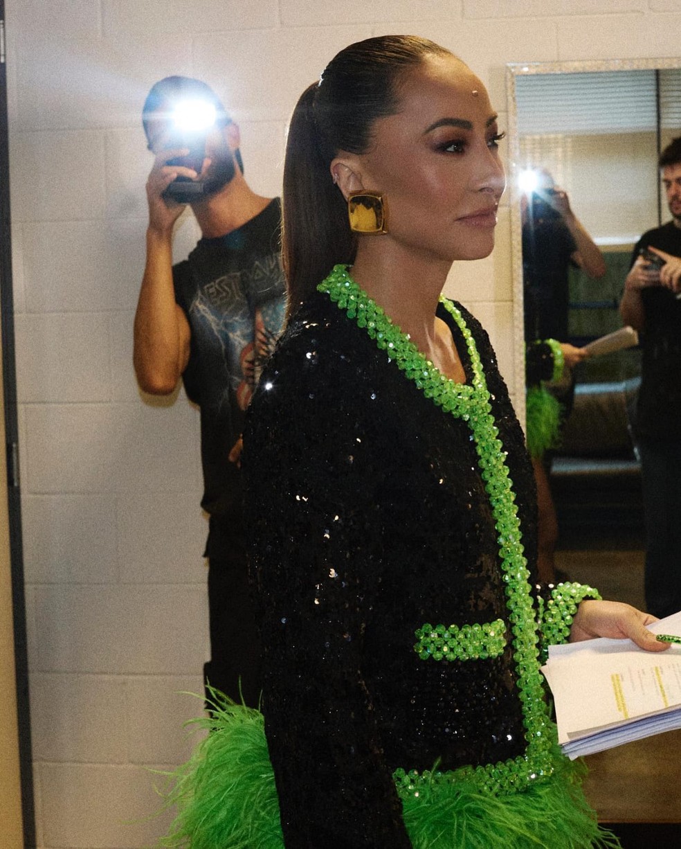 Sabrina Sato posa com look de plumas