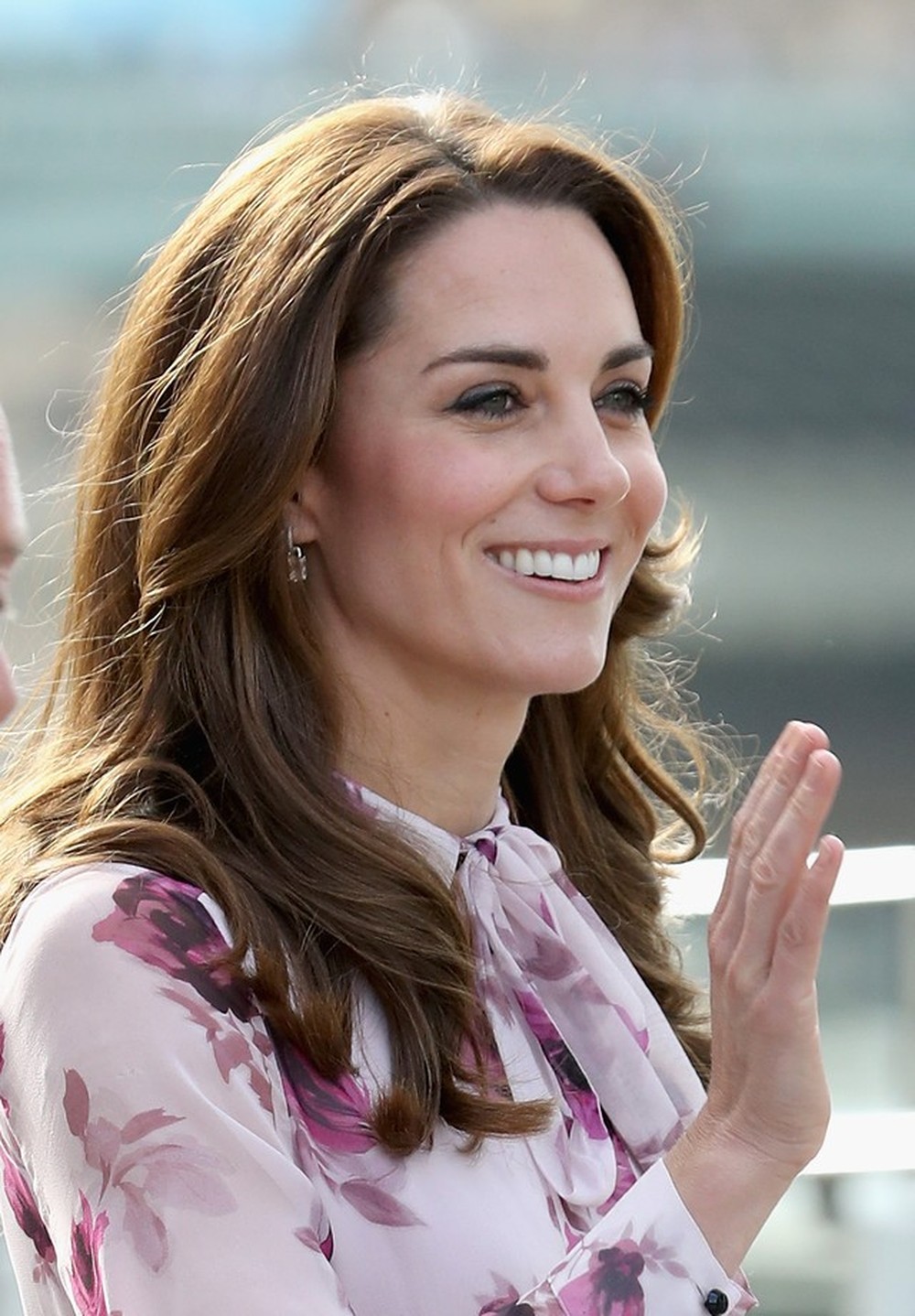 Kate Middleton surge linda com vestido floral cor-de-rosa