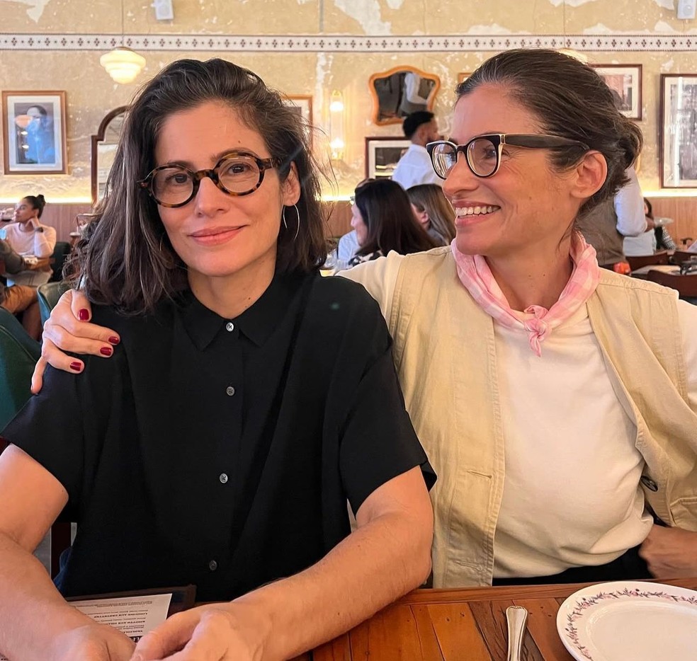 Renata Vasconcellos posa com irmã gêmea e seguidores reagem: 'Quem está ...