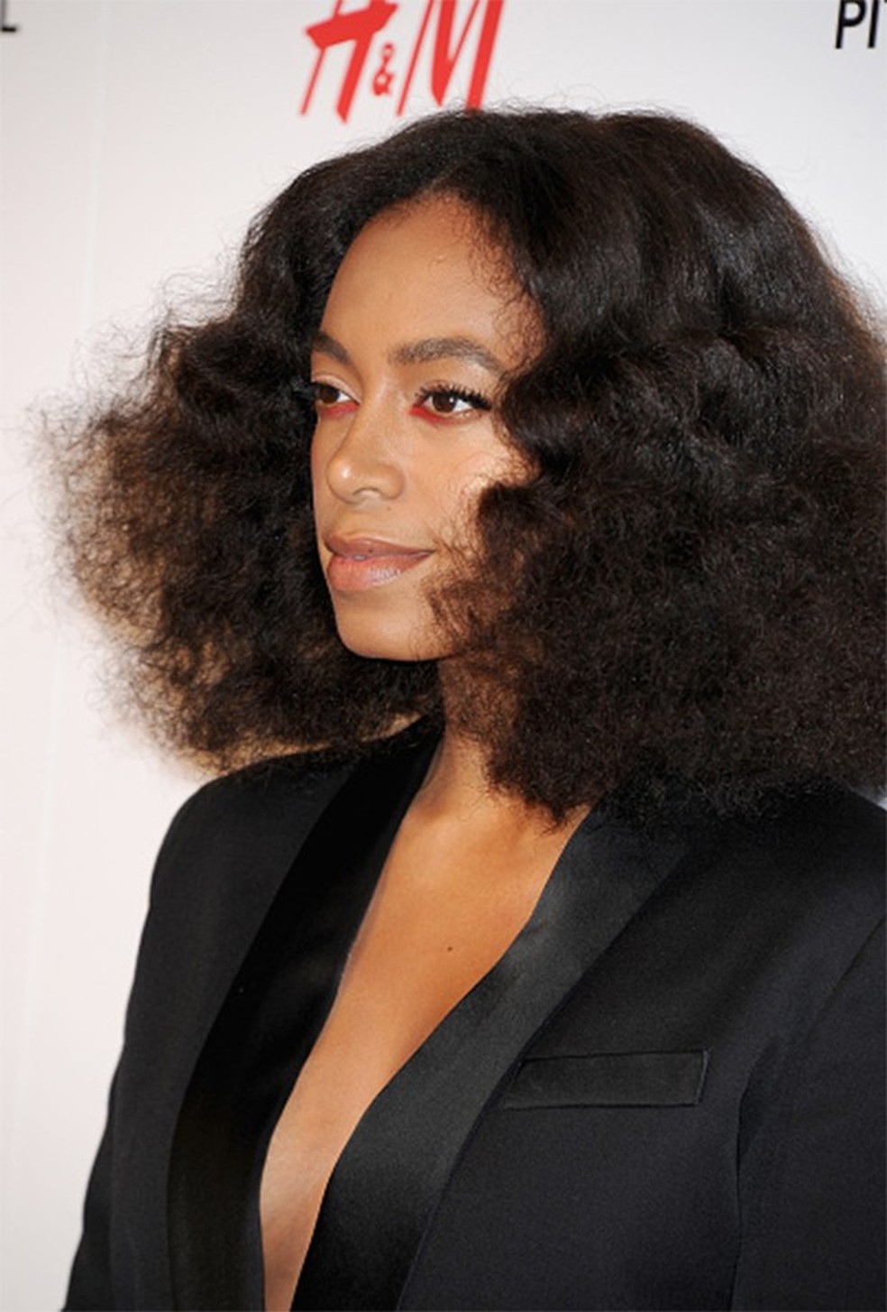 Solange Knowles atrai os flashes com beauté ousada em abertura de loja ...
