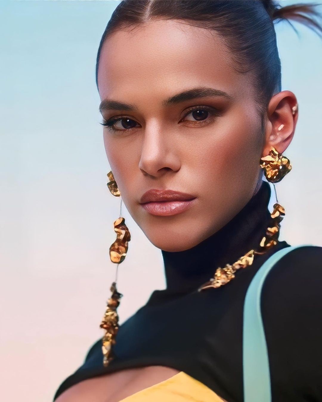 Bruna Marquezine e Anitta posam para seu 1º trabalho juntas