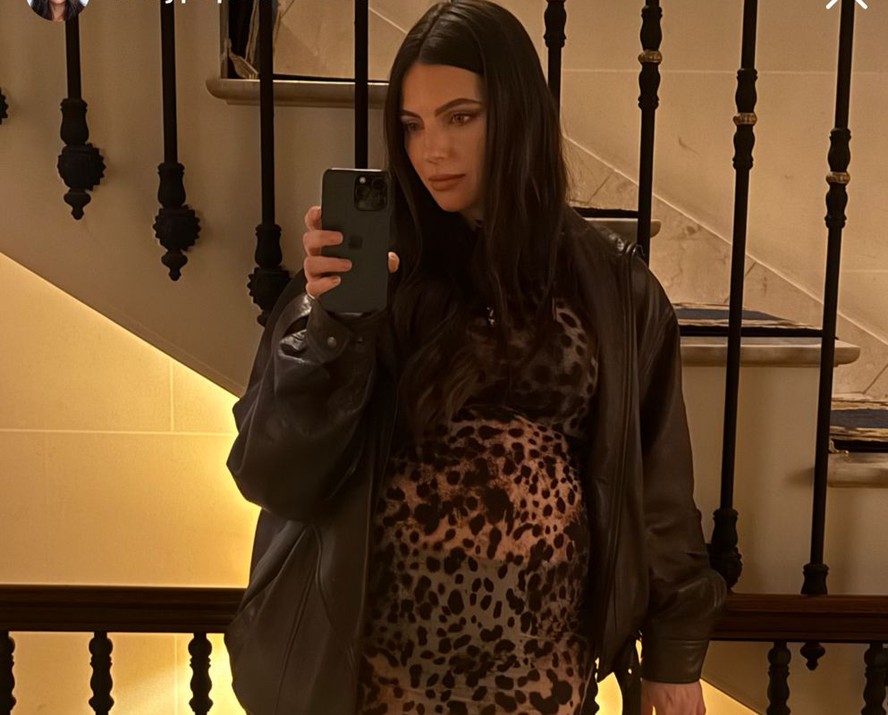Kelly Piquet elege look animal print para mais um dia em Paris