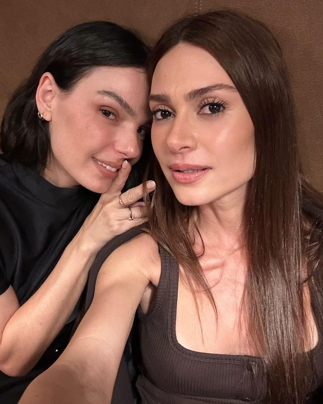 Thaila Ayala posa para clique com Isis Valverde e brinca: 'Ela me ensinando a fazer selfie'