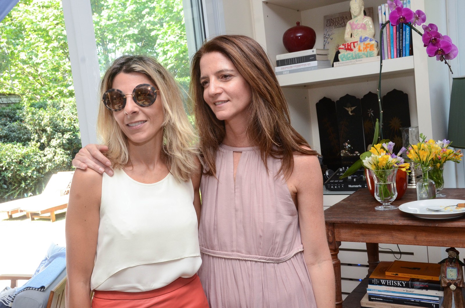 Amanda Gontijo Funaro e Marina Capra Fantozzi lançam o verão da Loér