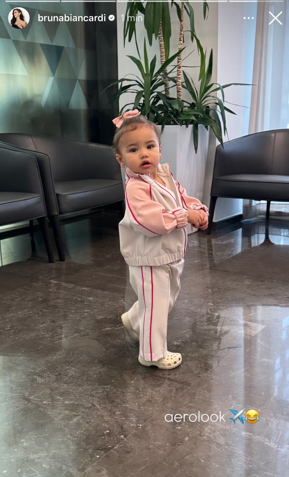 Voltando ao Brasil, Mavie esbanja estilo com aerolook