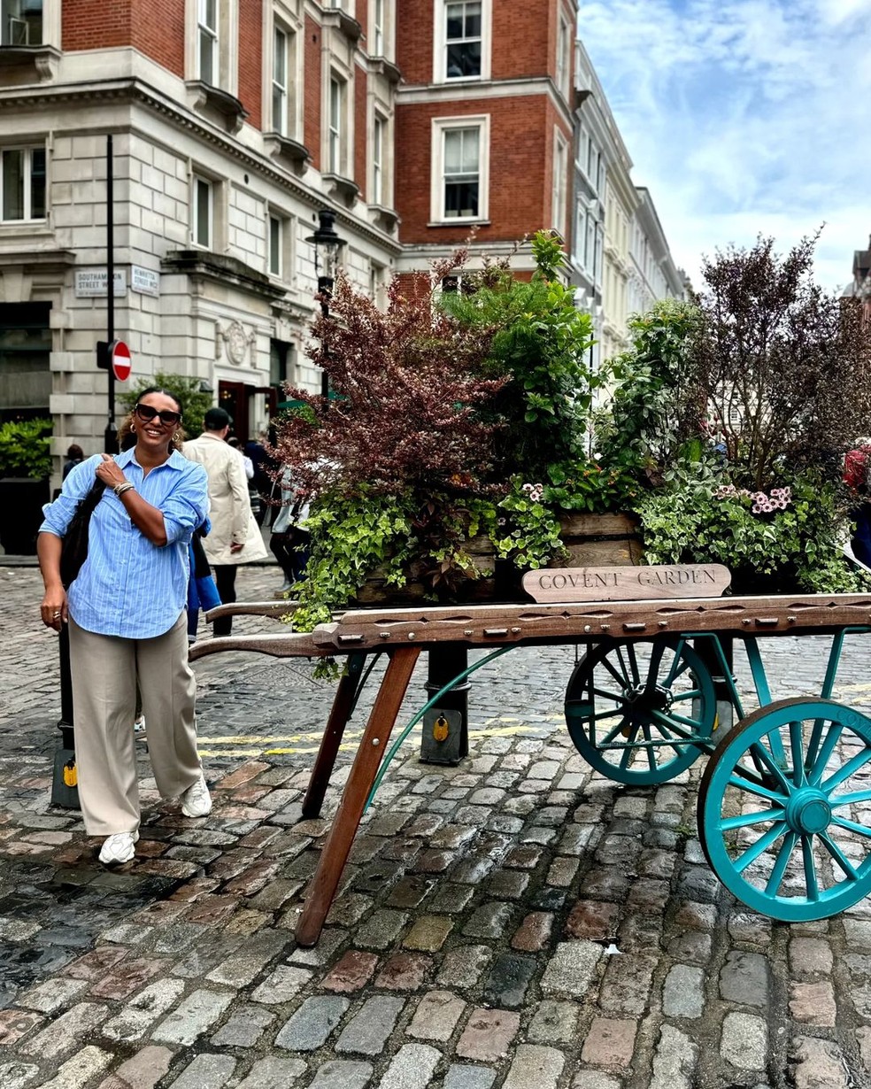 Sheron Menezzes abre álbum de viagem para Londres