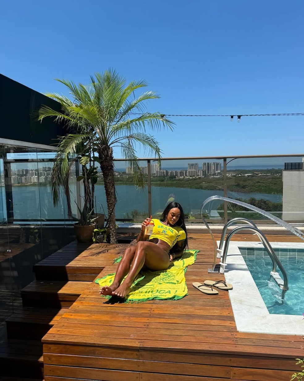 Patrícia Ramos aproveita dia de sol para renovar bronzeado