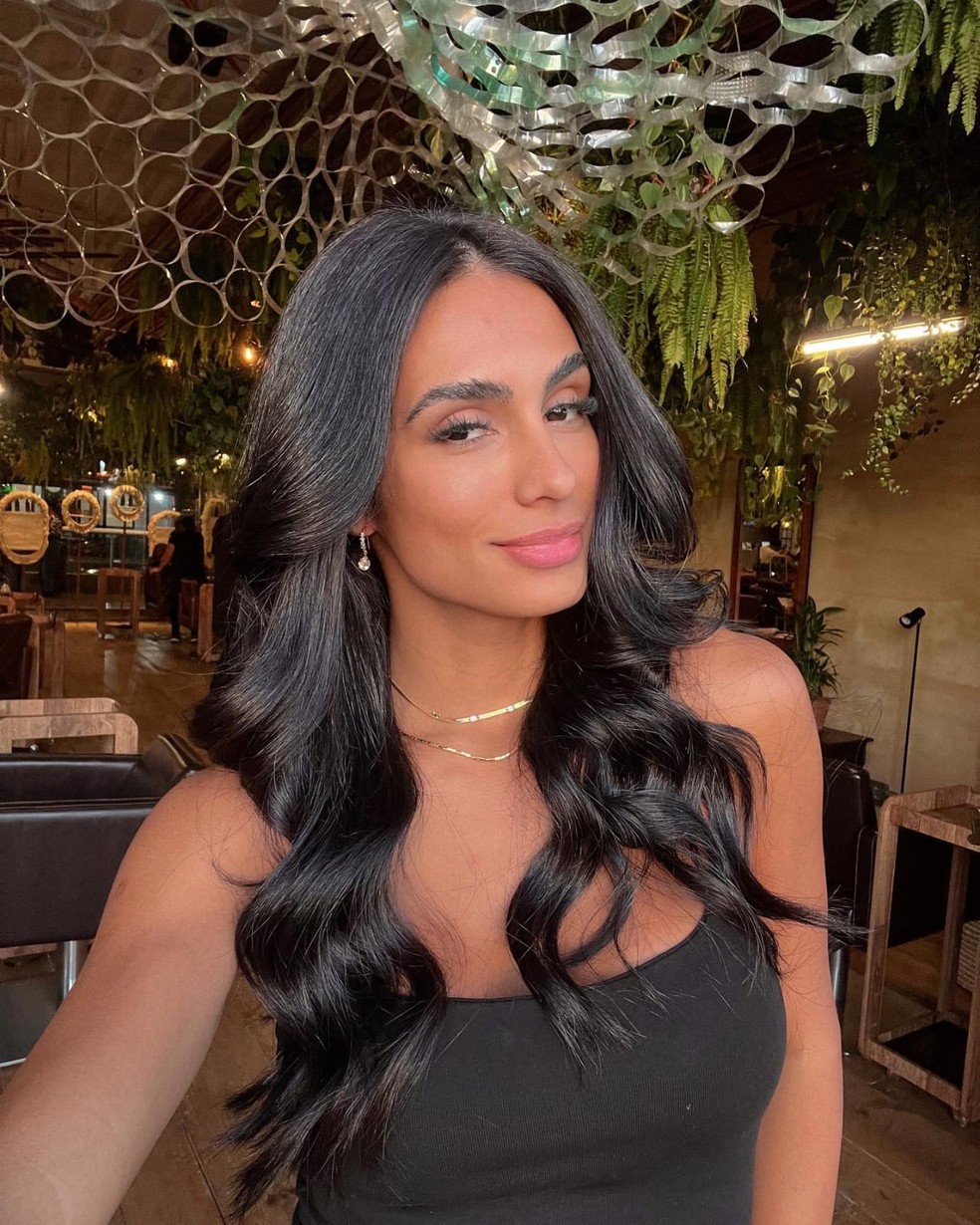 Carol Ramiro exibe produção de beleza após tratamento nos cabelos