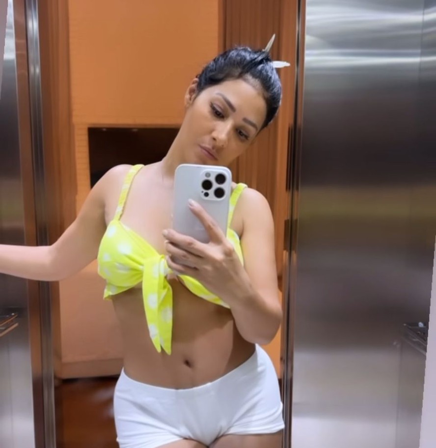 Simaria encanta com selfie no elevador