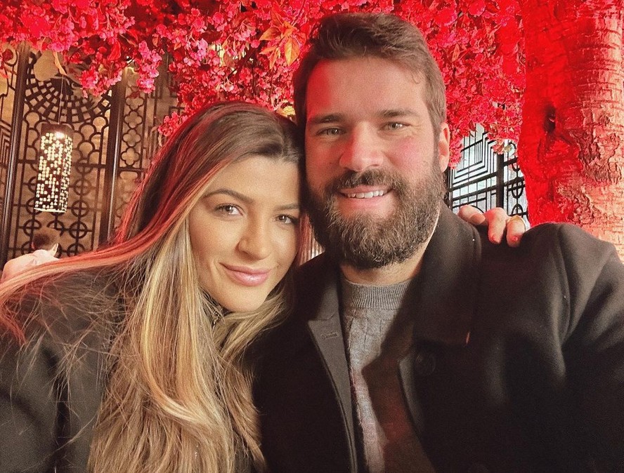 Natália Becker exibe momento romântico com Alisson