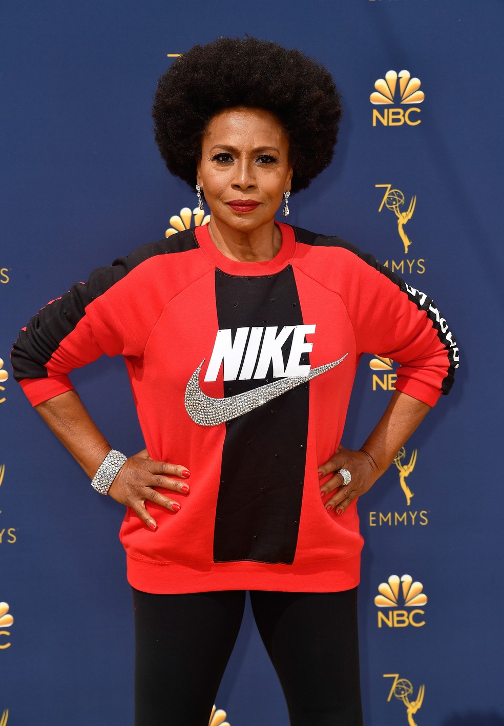 Jennifer Lewis surge com moletom no tapete vermelho do Emmy