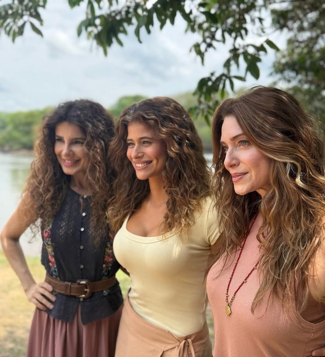 Leticia Spiller posa com Paula Fernandes e Isadora Cruz nos bastidores ...