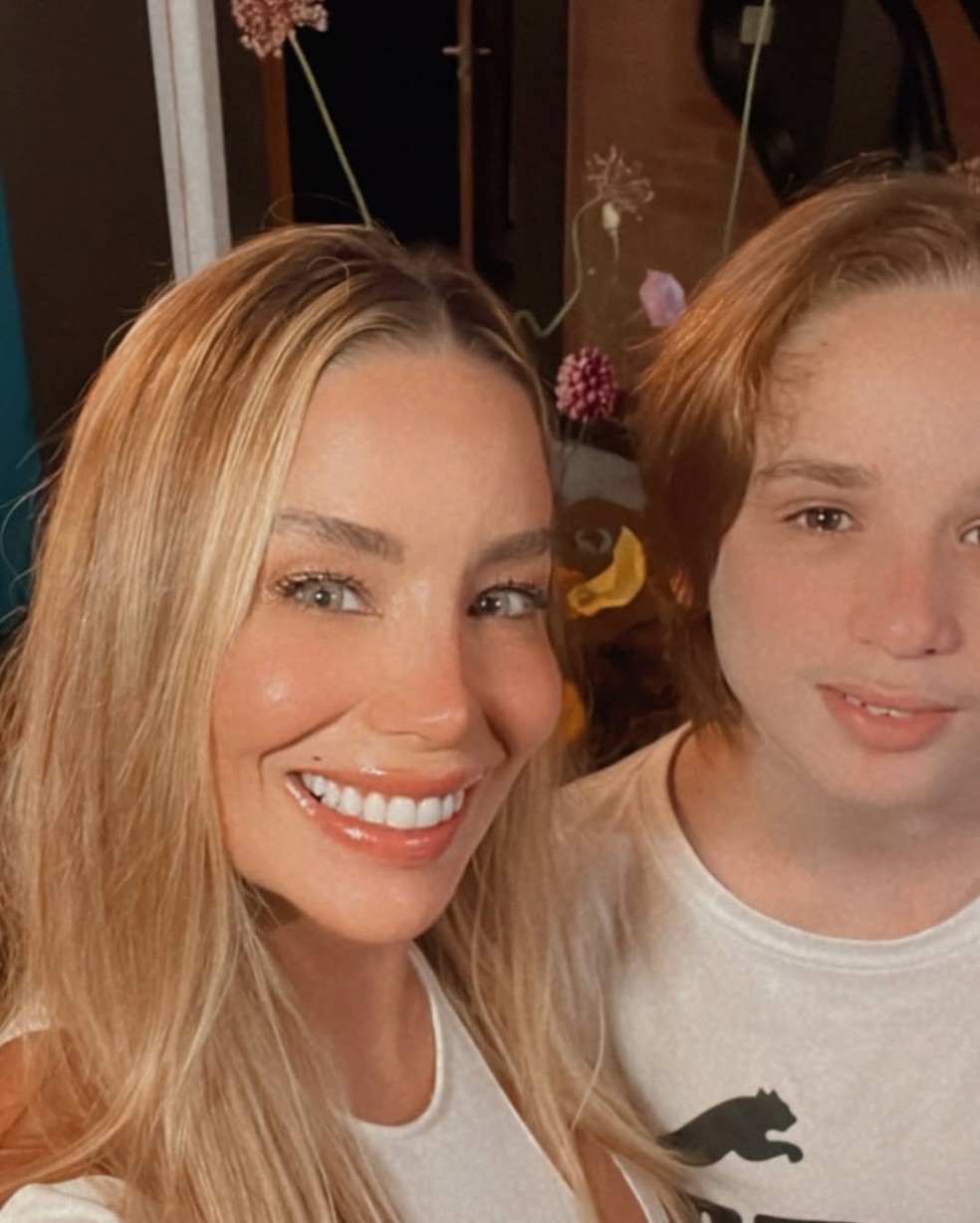 Danielle Winits ganha chamego de André Gonçalves ao ser surpreendida ...
