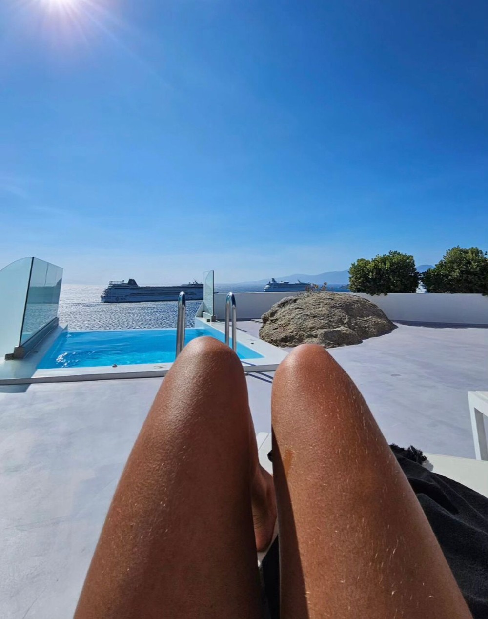 Na Grécia, Maísa Silva se refresca em piscina em dia ensolarado ...