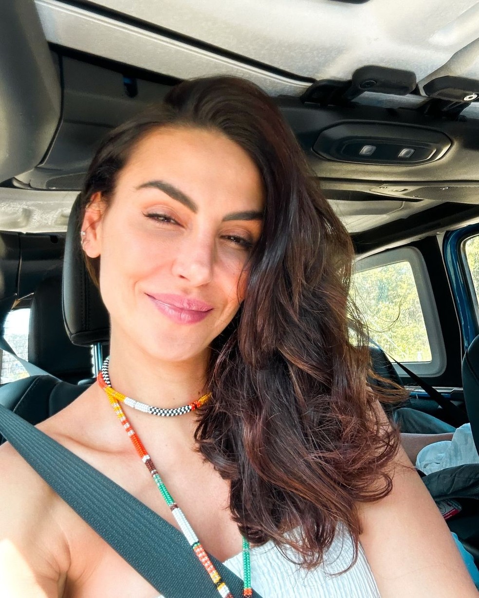 Mel Fronckowiak abre álbum de viagem em família pela Bahia