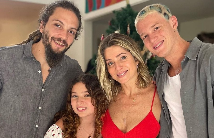 Leticia Spiller celebra o Natal ao lado do marido e dos filhos