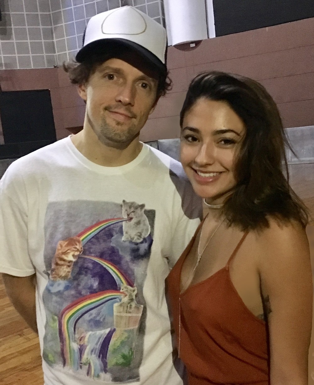 Carol Oliveira assiste à passagem de som de Jason Mraz para show em São ...