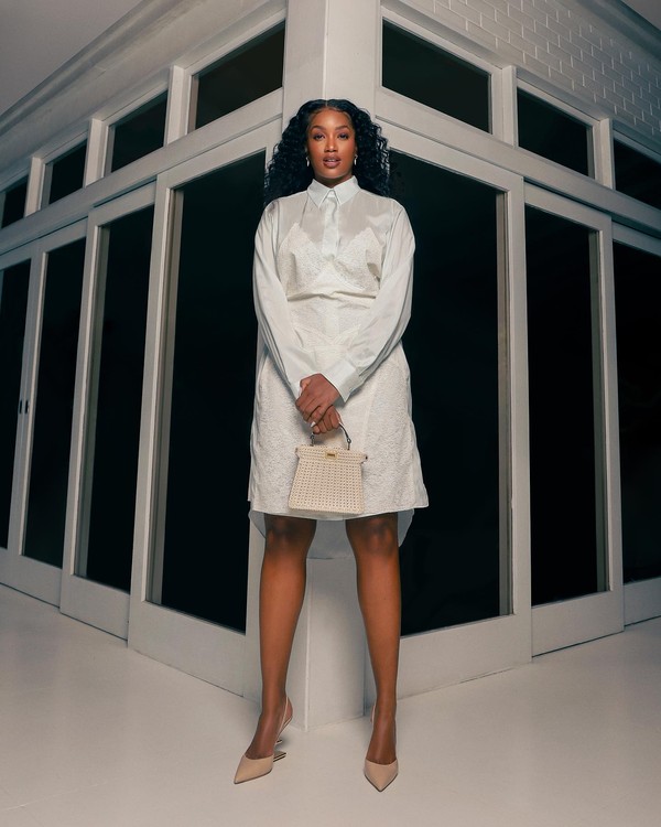 Iza posa com look grifado e encanta web