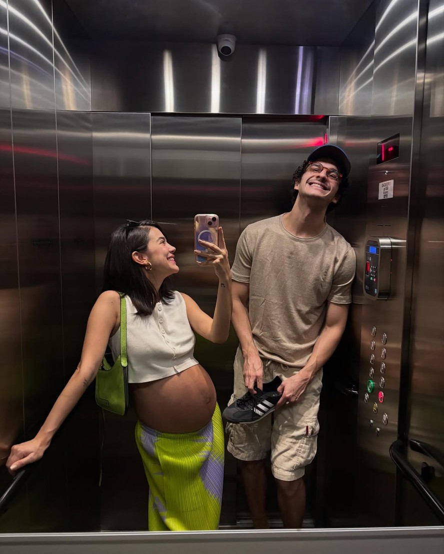 Grávida, Manu Gavassi exibe barrigão em foto com o noivo: 'Vida bonita'