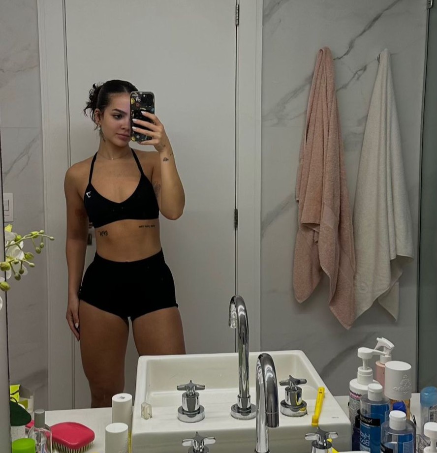 Mel Maia exibe resultados de treinos intensos na academia em selfie no espelho
