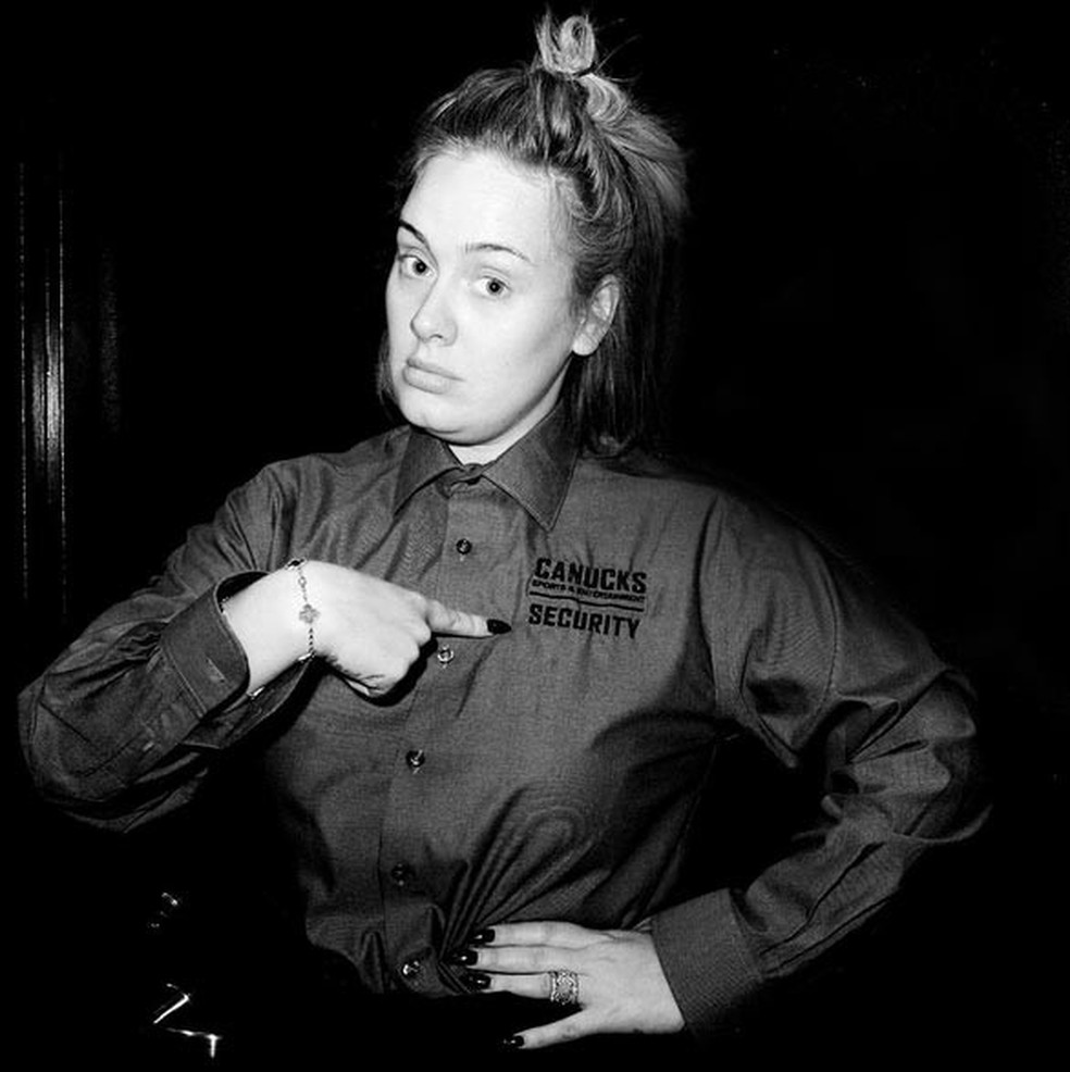 Em momento raro, Adele compartilha cliques sem maquiagem