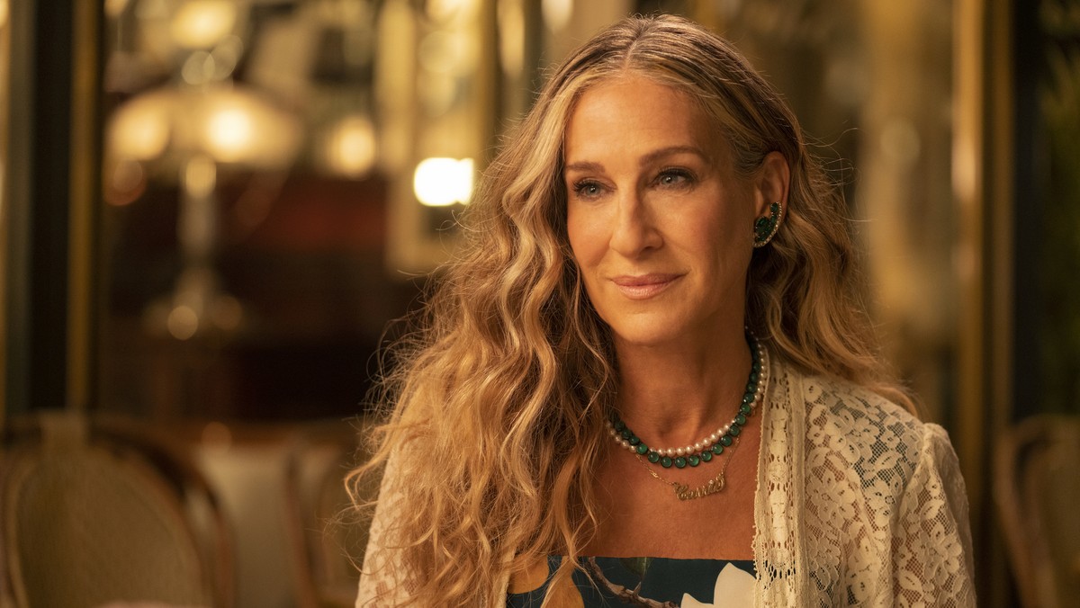 Sarah Jessica Parker celebra 25 anos de 'Sex and the City' com colar de ...