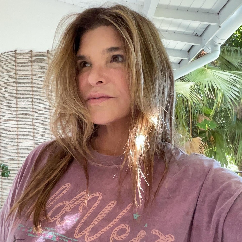 Cristiana Oliveira posa para selfie de cara lavada: 'Domingando'