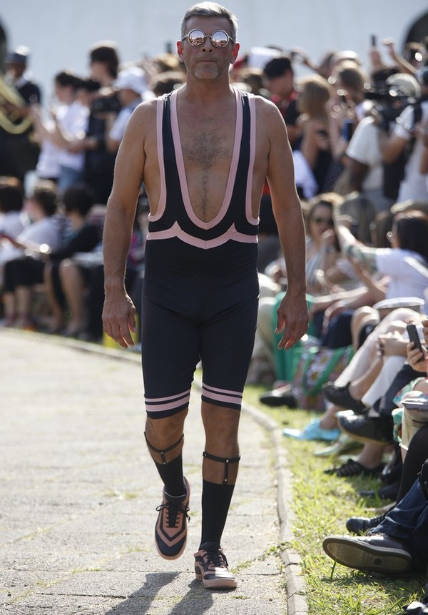 Ronaldo Fraga faz o desfile mais inclusivo da temporada
