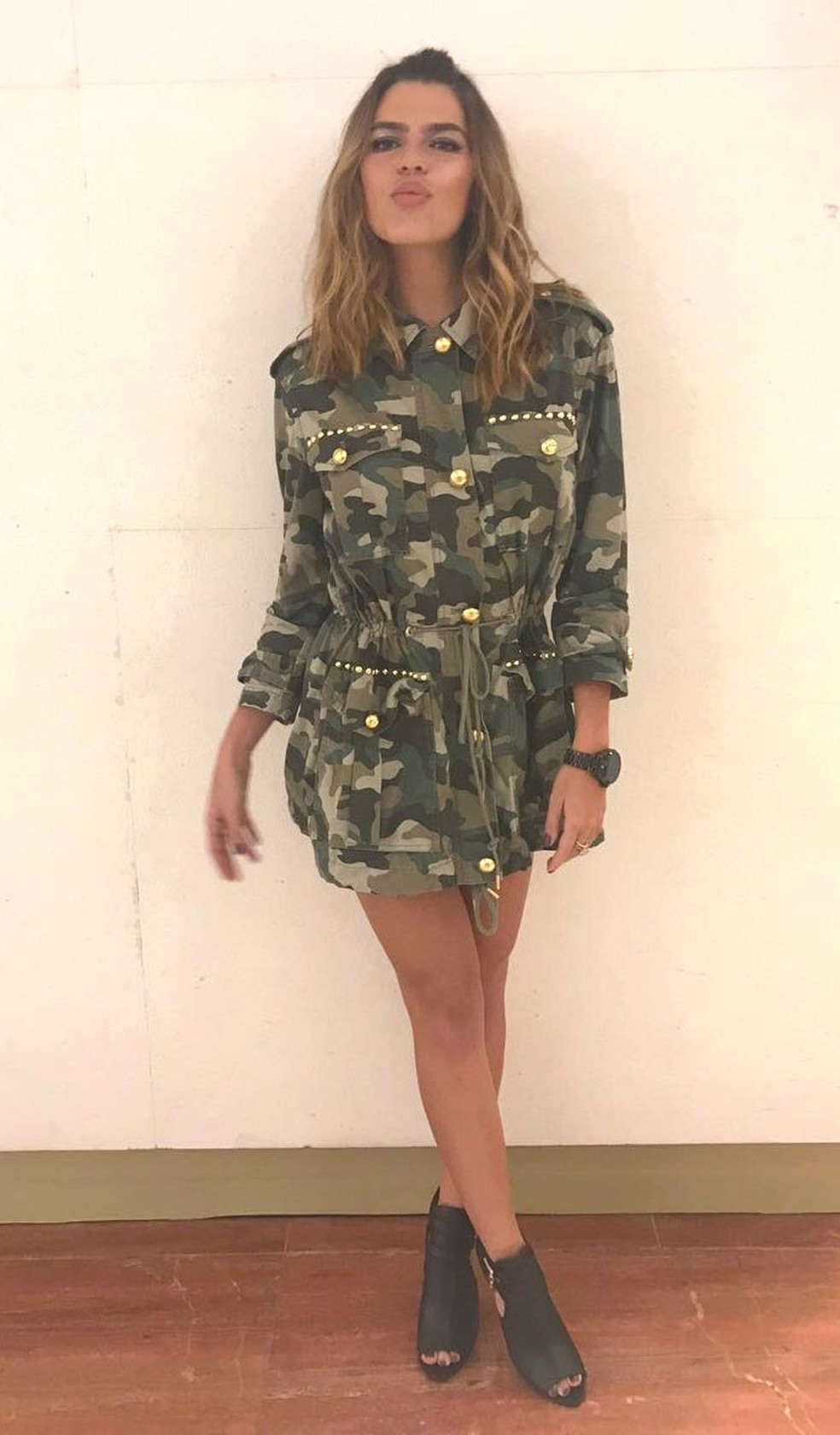 Mari Goldfarb mostra as pernas de microvestido em São Paulo