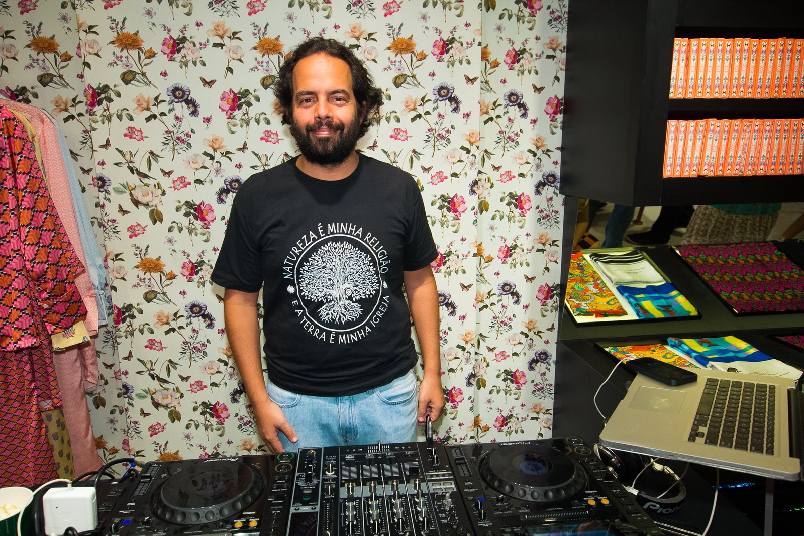 Scarf Me comemora flagship da marca nos Jardins