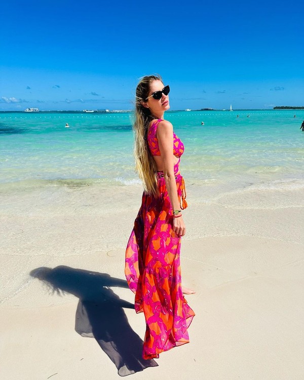 Bárbara Evans combina maiô recortado com saída de praia em novas fotos ...