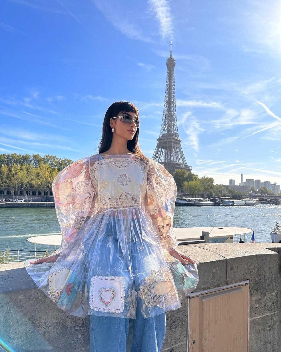 Em Paris, Bianca Andrade surge de franjinha e look fashionista de plástico