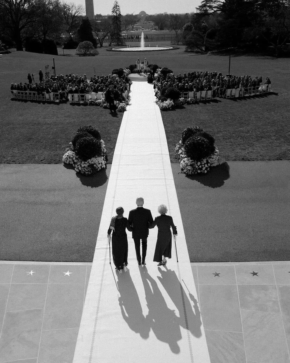 Naomi Biden e Peter Neal se casam no jardim da Casa Branca