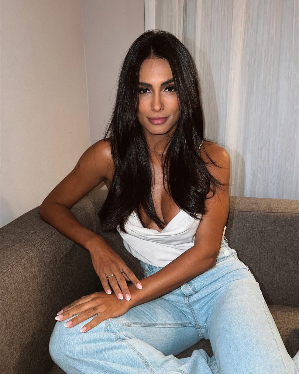 Carol Ramiro radicaliza no visual, corta os cabelos e muda a cor